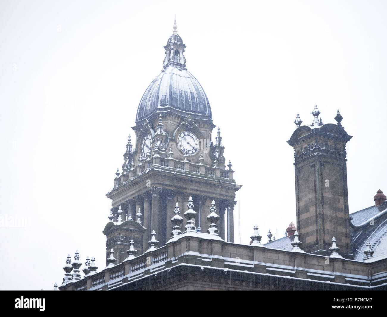 Leeds town hall winter hi-res stock photography and images - Alamy