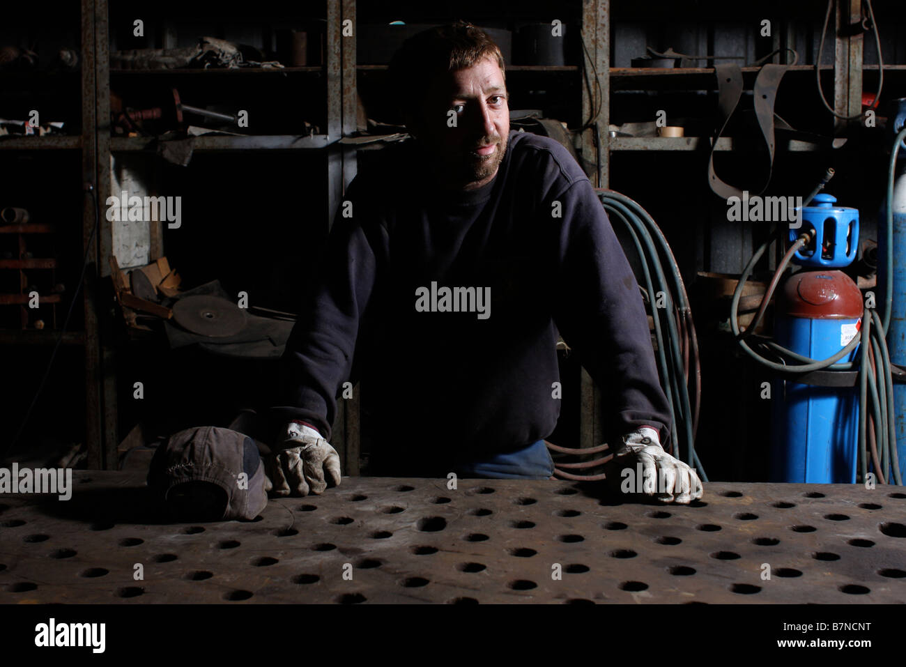 Mechanic worker standing in workshop Stock Photo - Alamy