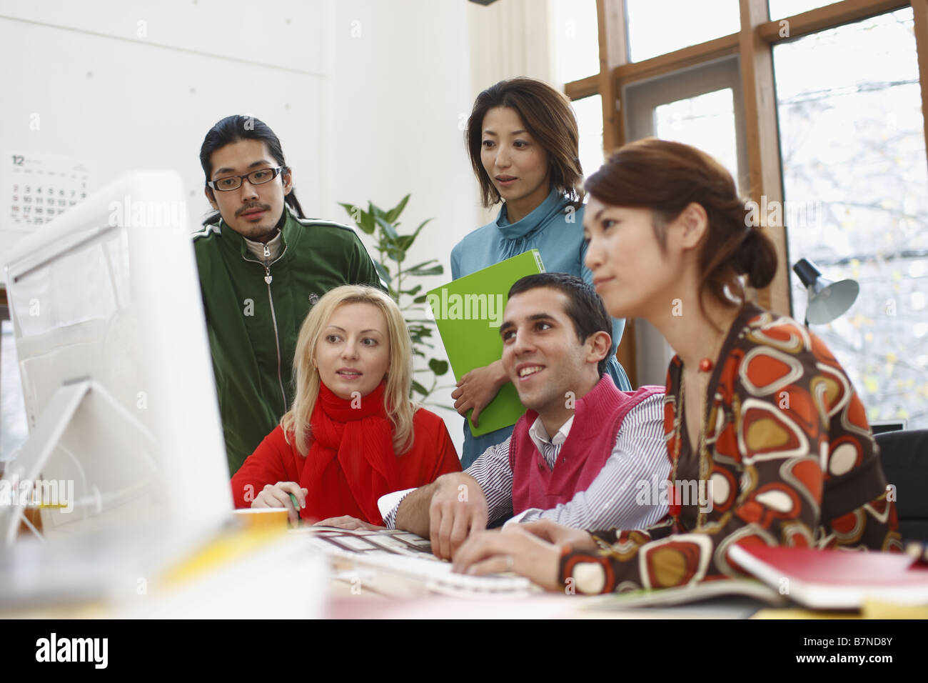 People working computer office hi-res stock photography and images - Alamy