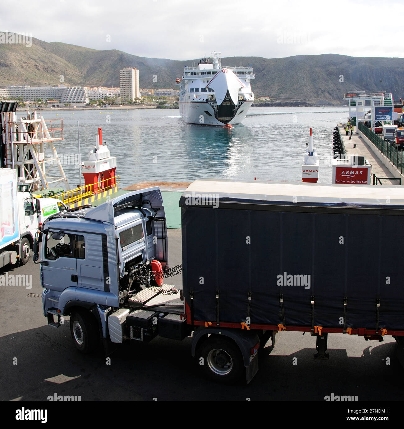 Freight lorry waits to embark onto inter island roro ferry Los ...