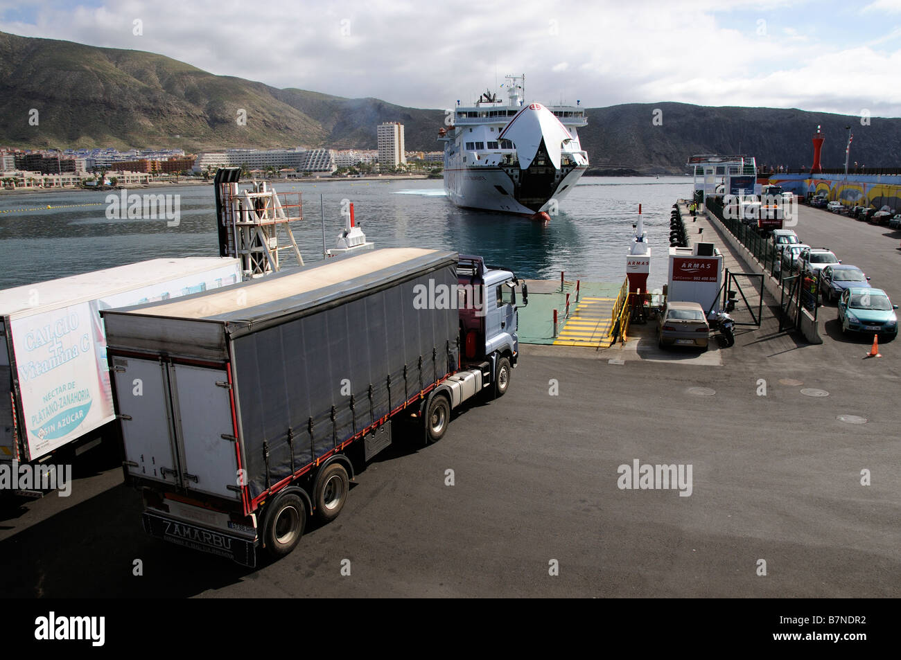 Freight lorry waits to embark onto inter island roro ferry Los ...