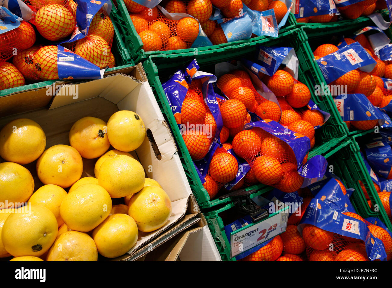 oranges and grapefruits in a supermarket Stock Photo - Alamy