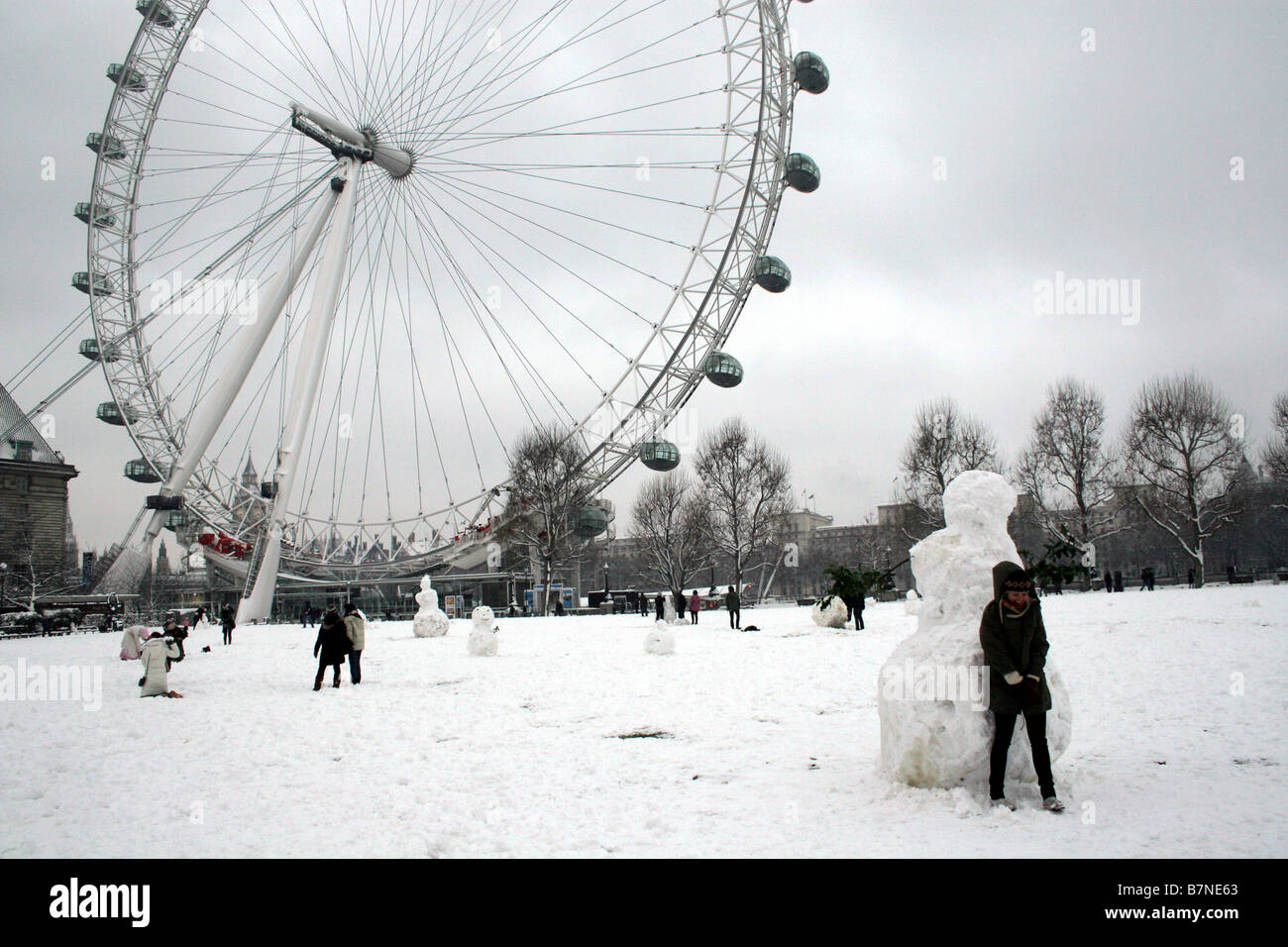 Making a snowman in front of the London eye Stock Photo - Alamy