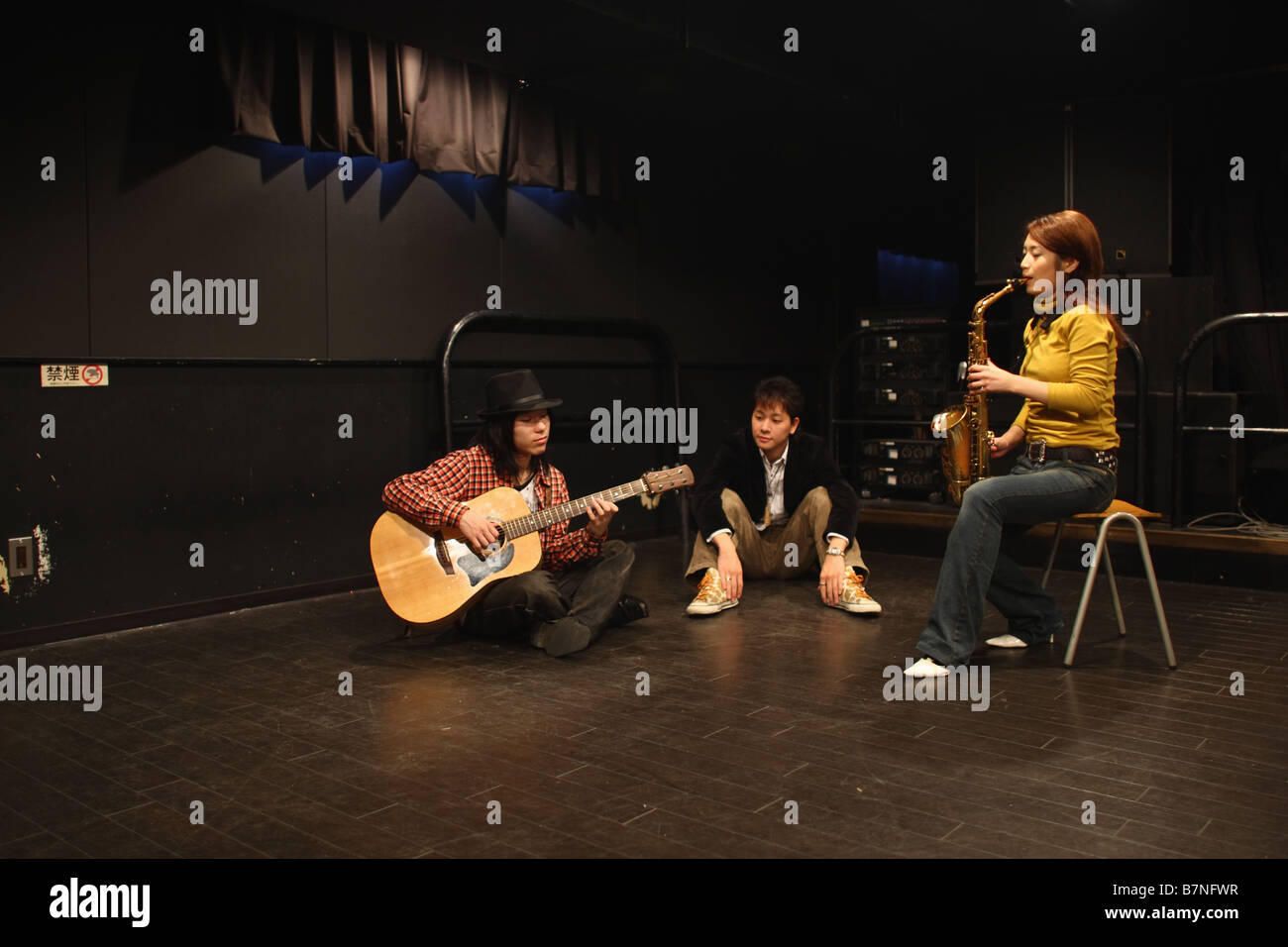 People playing instruments hi-res stock photography and images - Alamy