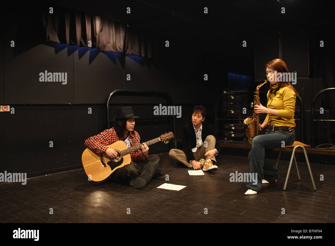 People playing instruments hi-res stock photography and images - Alamy