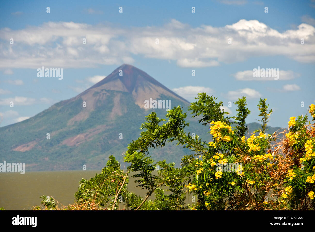 Momotombo, cone-shaped active volcano, on Lake Managua Stock Photo - Alamy