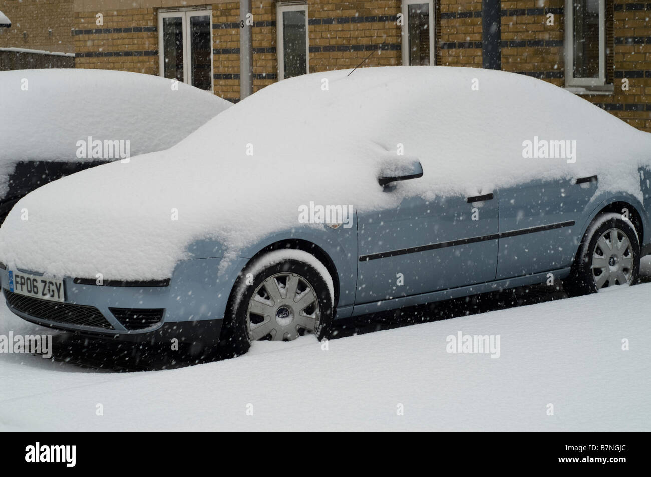 Snow on car Stock Photo - Alamy