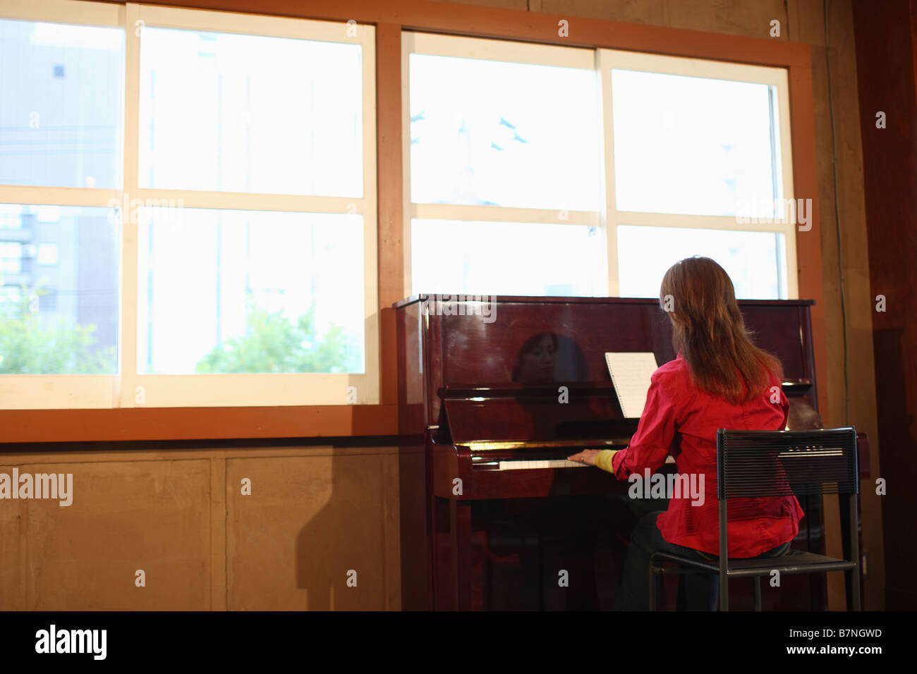 Piano woman back hi-res stock photography and images - Alamy