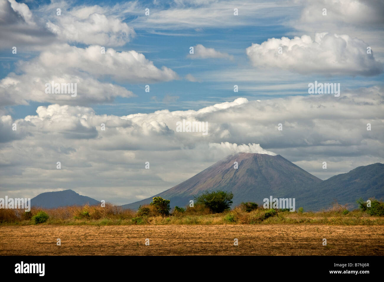 Cone of the volcano hi-res stock photography and images - Alamy