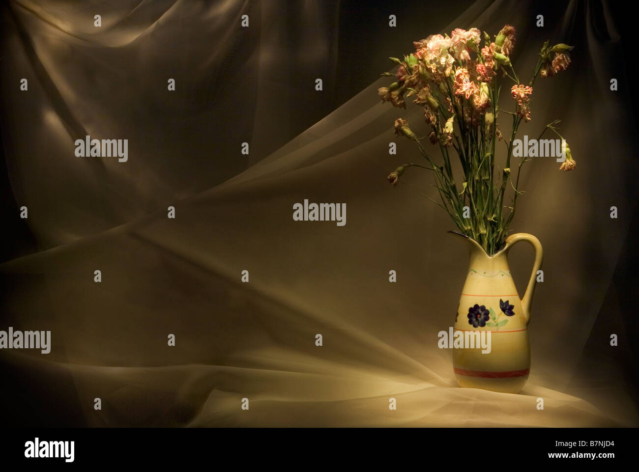 Dead flowers vase hi-res stock photography and images - Alamy