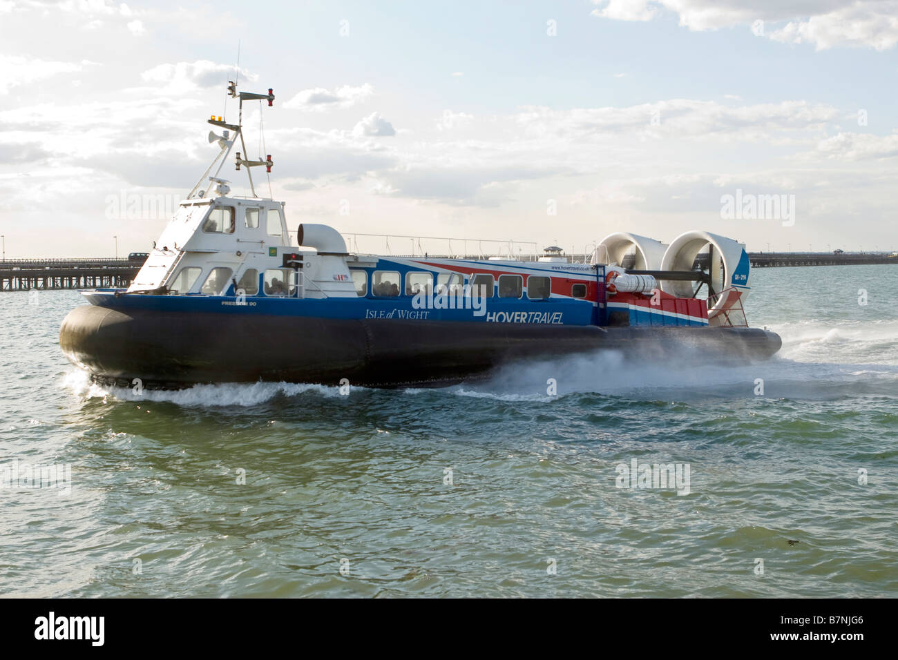 Hovercraft across the Solent to the Isle of wight Stock Photo - Alamy