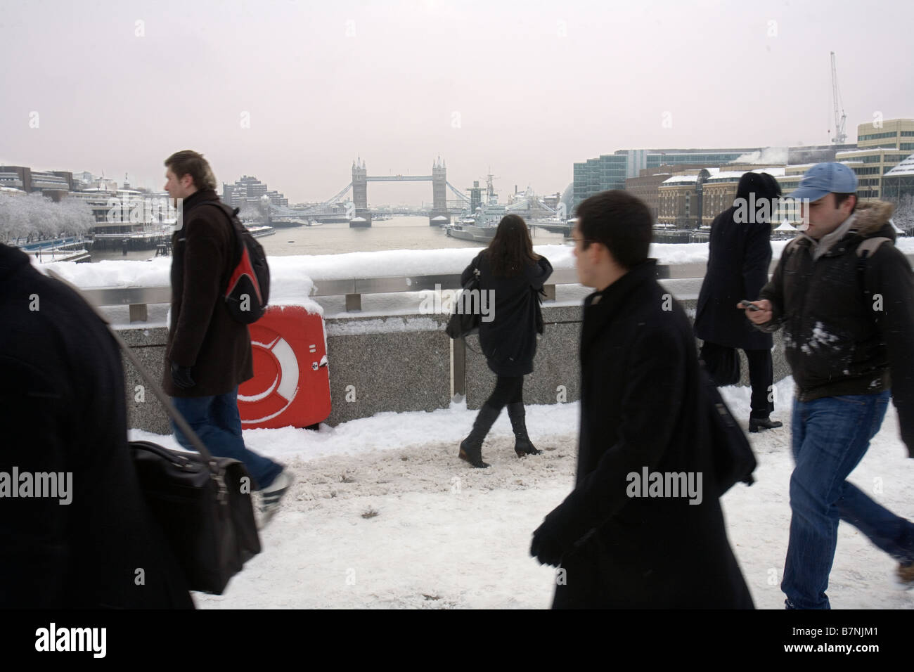 London tower bridge snow hi-res stock photography and images - Alamy