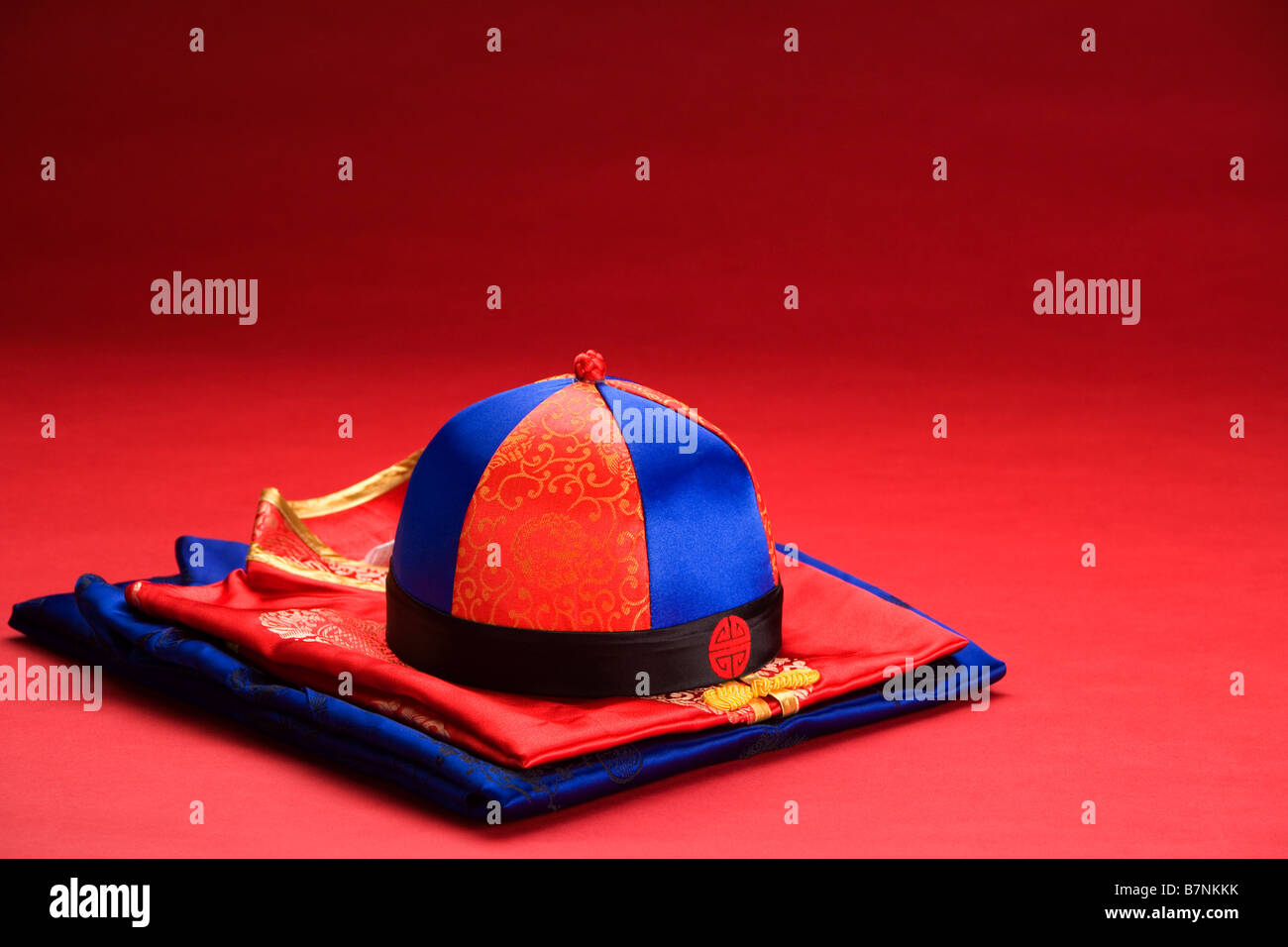 Chinese traditional cap and clothes Stock Photo - Alamy