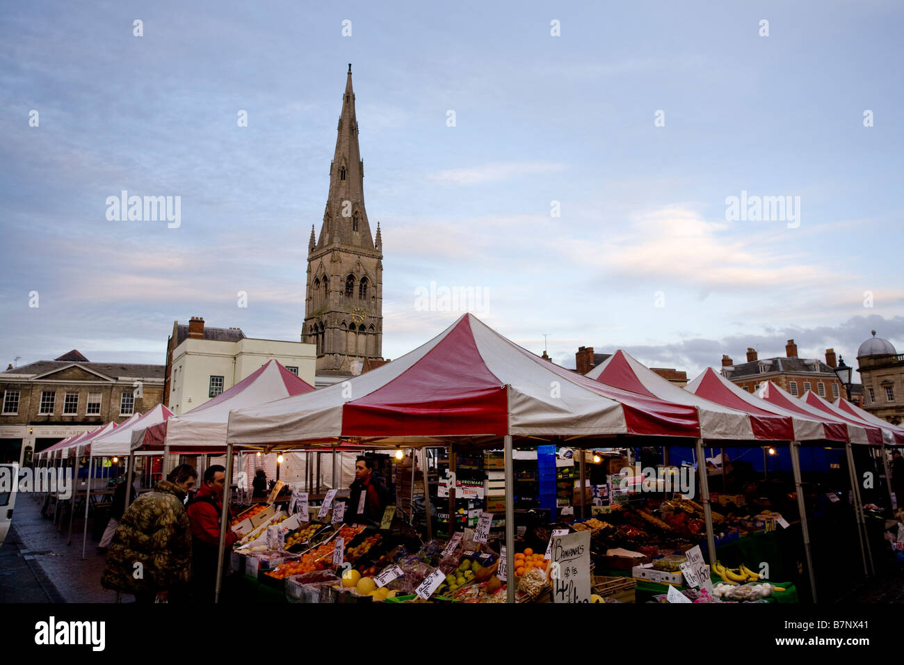 Newark Parish Church rises over the Market Square on market day Stock ...