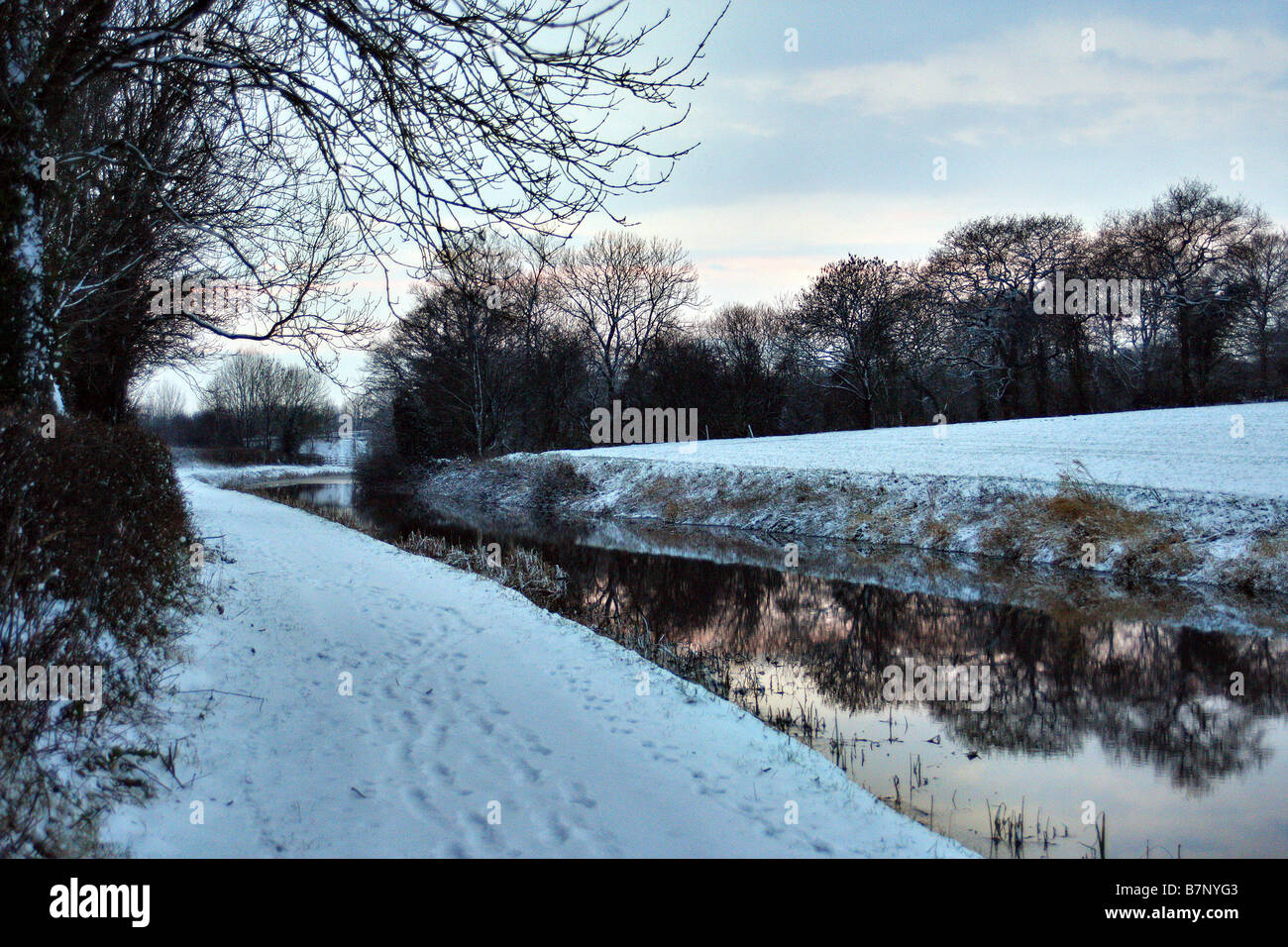 Winter scene of canal hi-res stock photography and images - Alamy