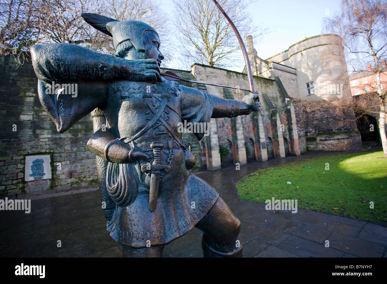 A bronze statue of Robin Hood outside Nottingham Castle, England Stock ...