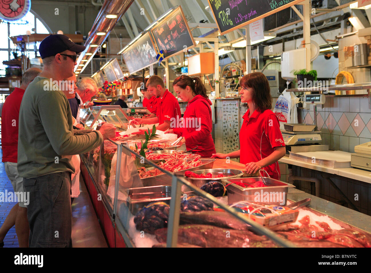 Shoppers fish market hi-res stock photography and images - Alamy
