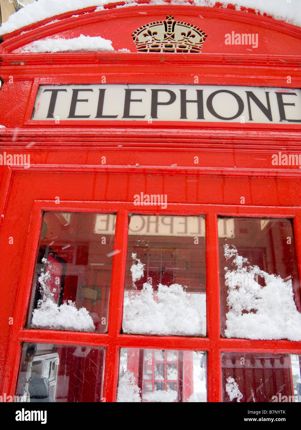 Red phone box in snow hi-res stock photography and images - Alamy