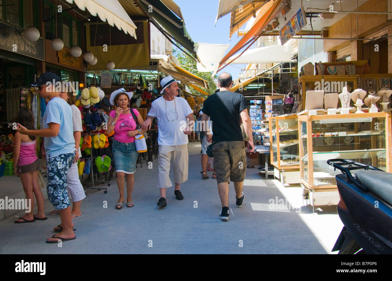 Heraklion / Irakleo, Crete, Greece. Tourists shopping for souvenirs ...