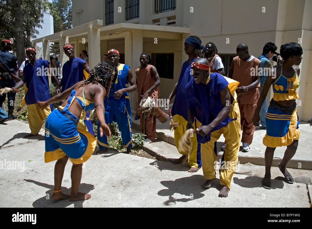 African man woman dancers perform hi-res stock photography and images ...