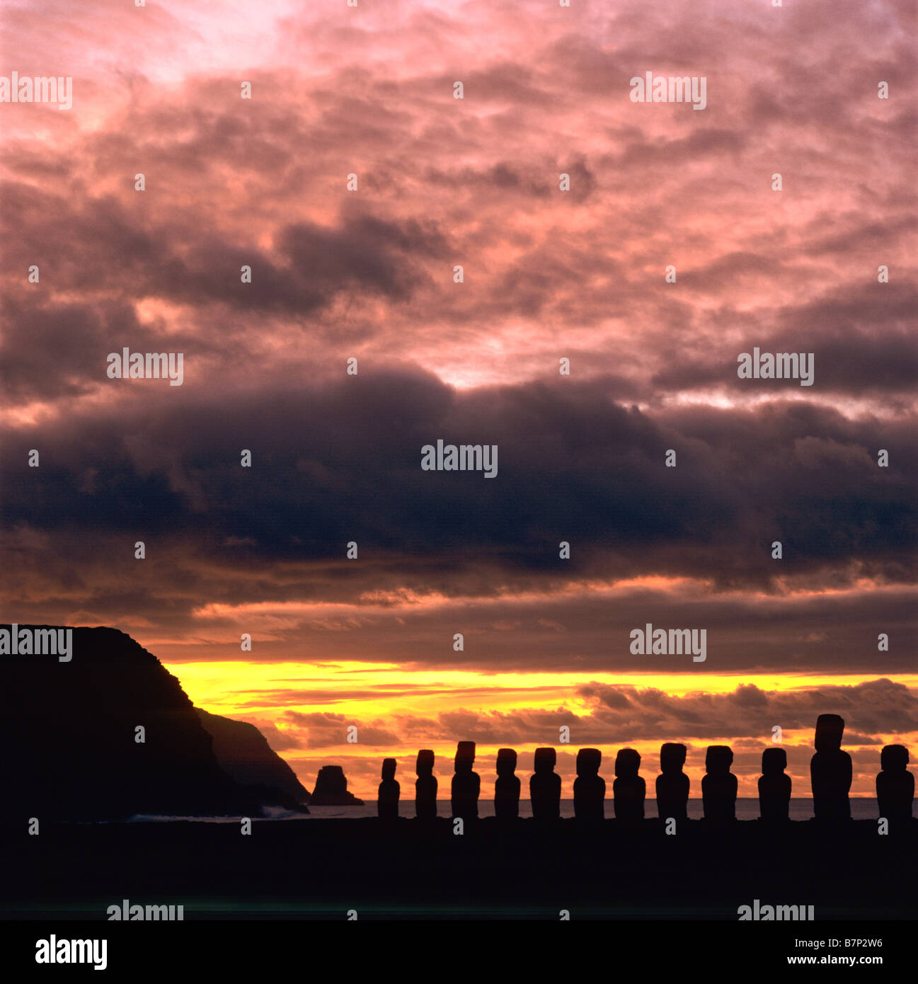 Sunrise Ahu Tongariki Stock Photo - Alamy