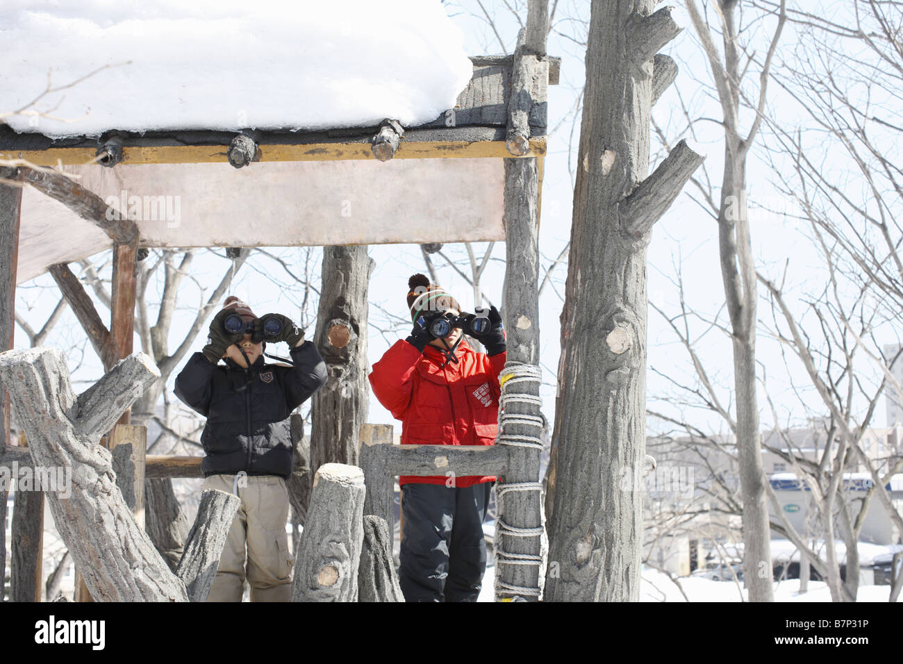 Children peering hi-res stock photography and images - Alamy