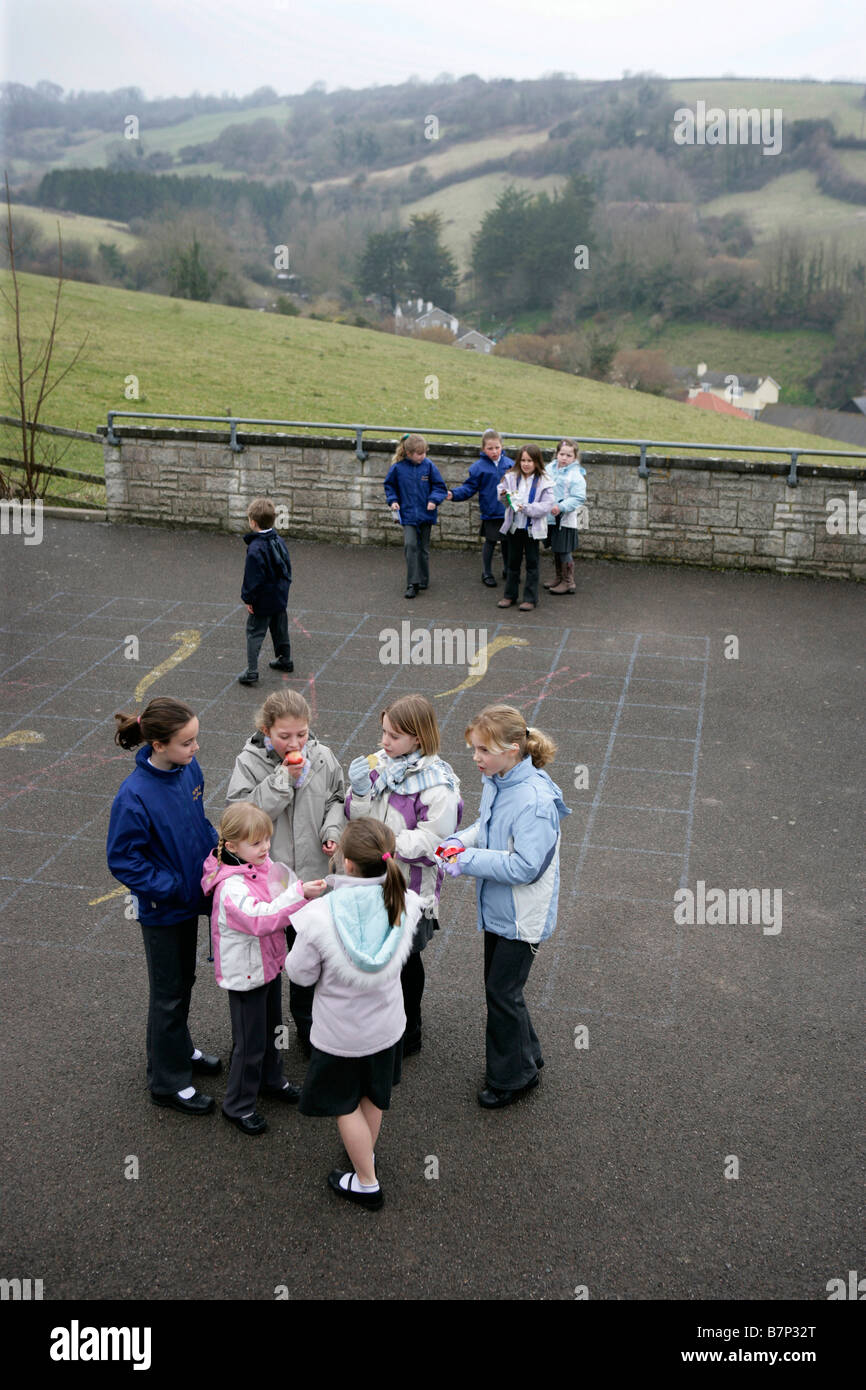 Primary school pupils break time hi-res stock photography and images ...