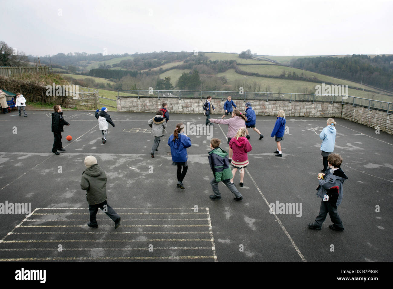 Primary school pupils break time hi-res stock photography and images ...
