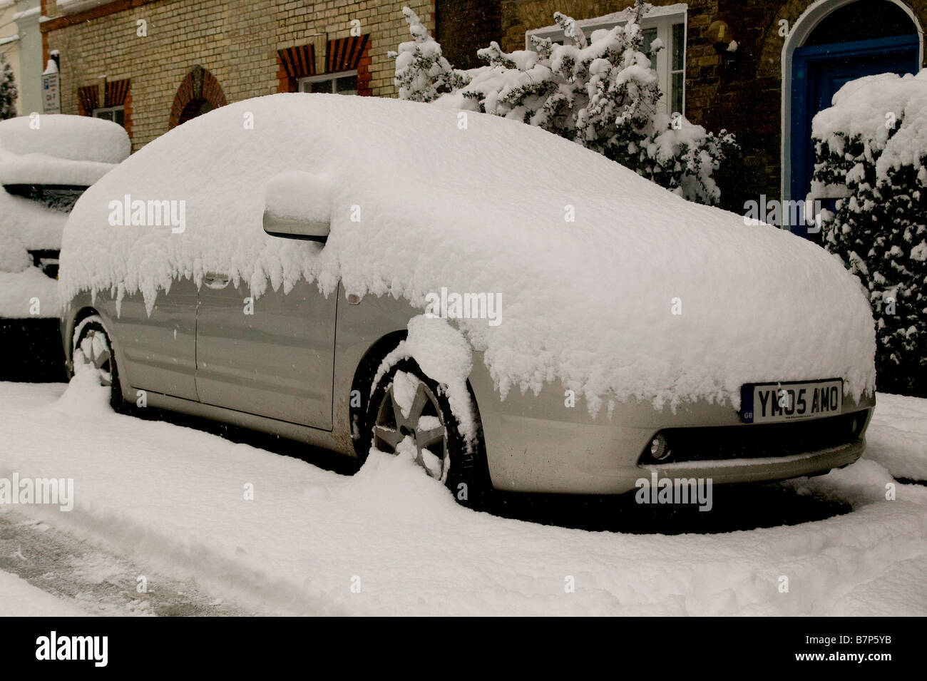 Snow covered car Stock Photo - Alamy