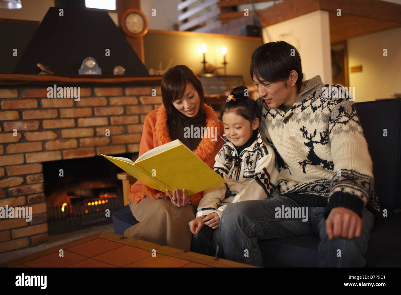 Parents reading with child at night hi-res stock photography and images ...