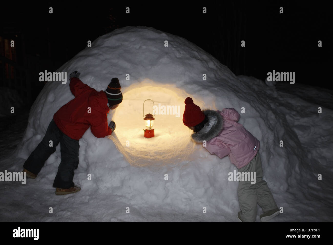 Children cave snow not ball hi-res stock photography and images - Alamy
