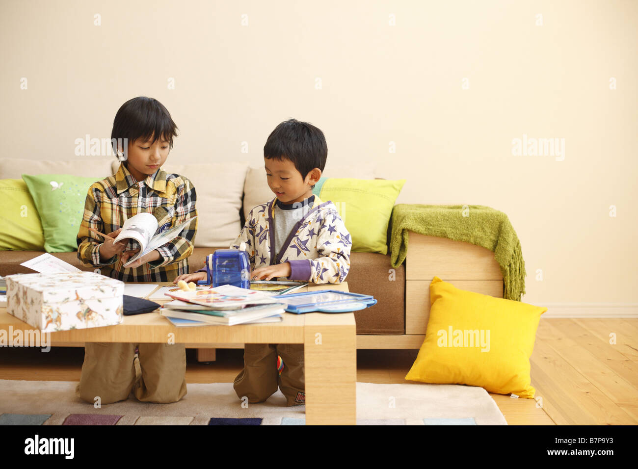 Kneeling brothers hi-res stock photography and images - Alamy