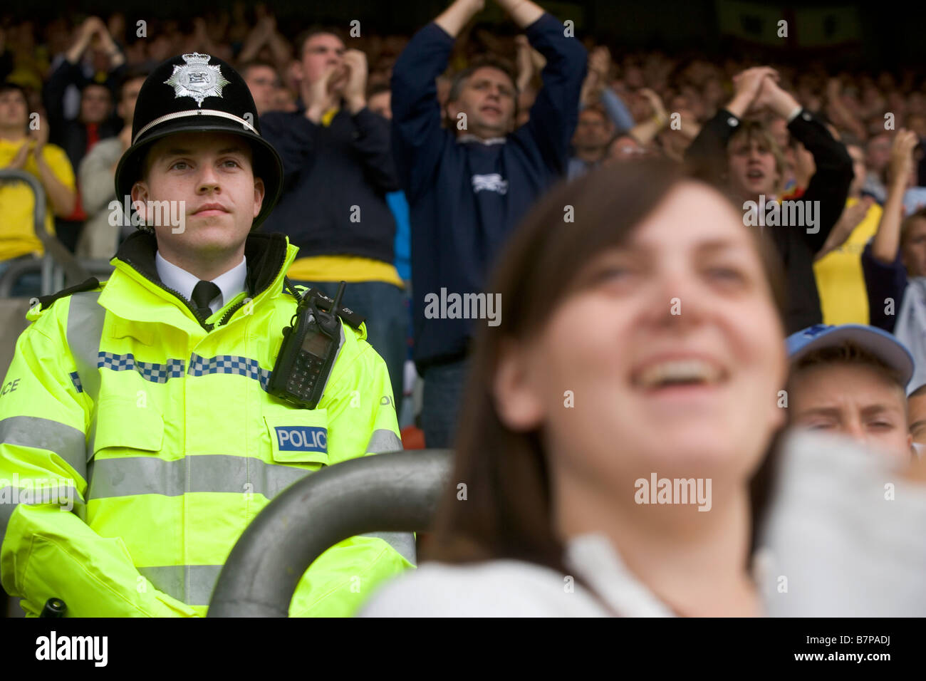 English football crowd hi-res stock photography and images - Alamy