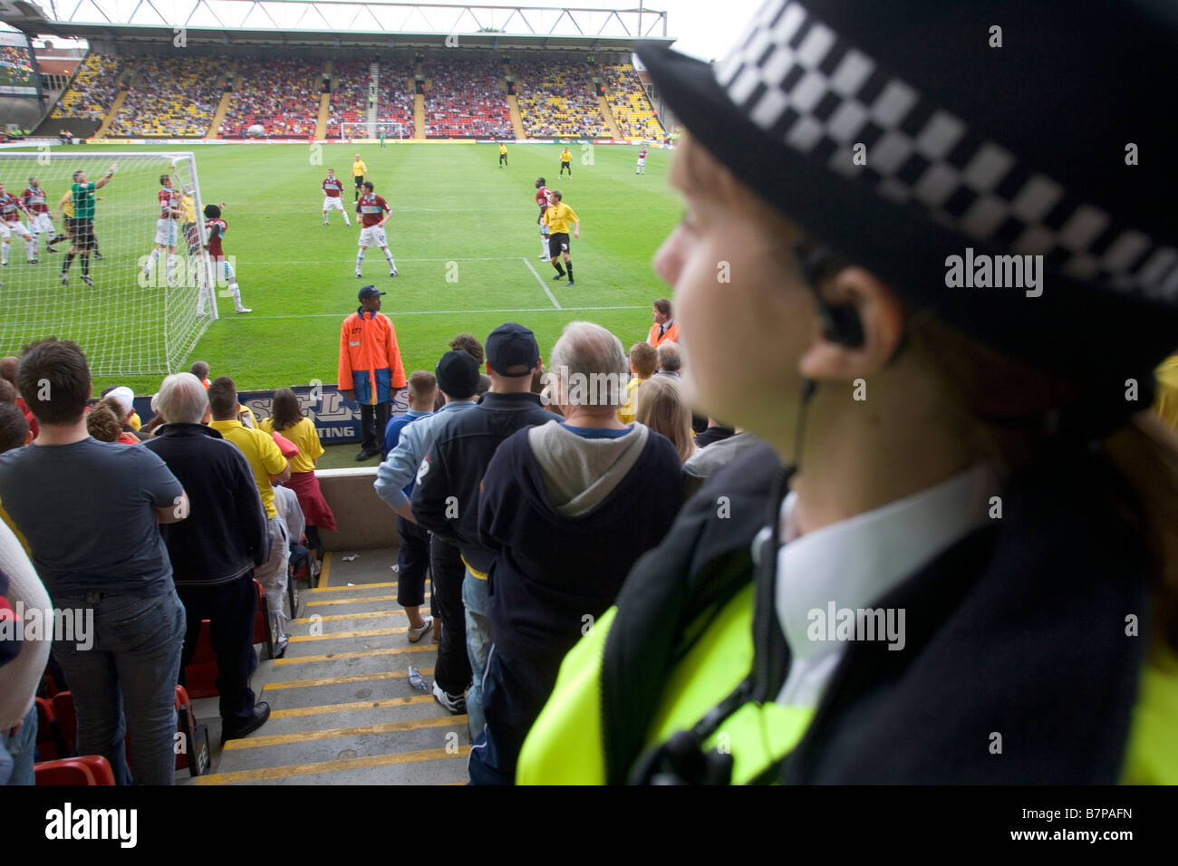 Football fans crowd stadium hi-res stock photography and images - Alamy