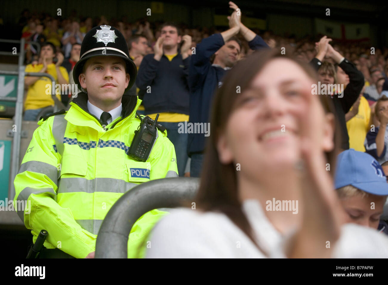 Crowd clapping football hi-res stock photography and images - Alamy