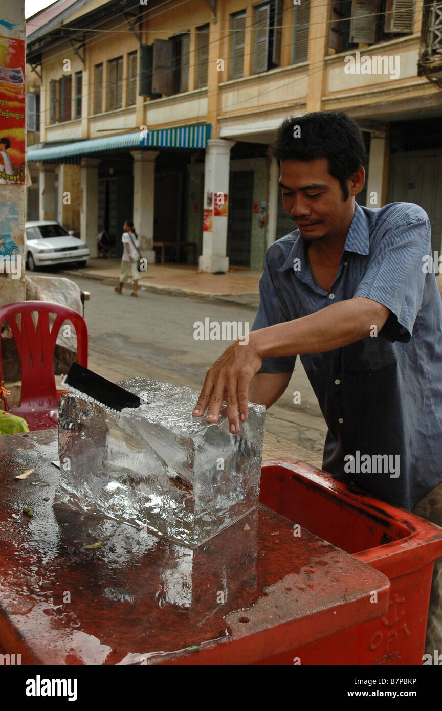 Block ice cutting hi-res stock photography and images - Alamy