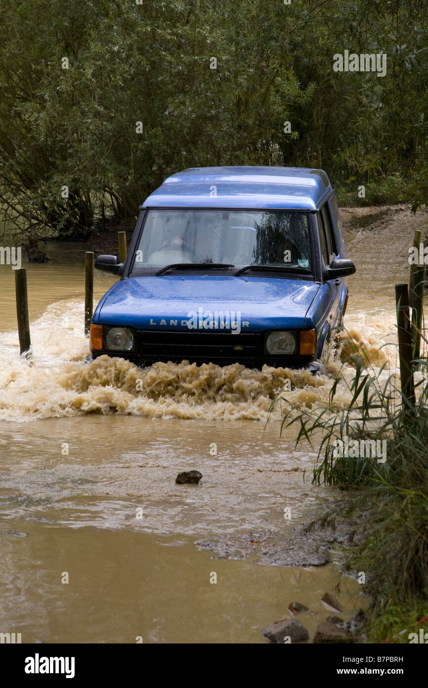 Land rover discovery 4 hi-res stock photography and images - Alamy