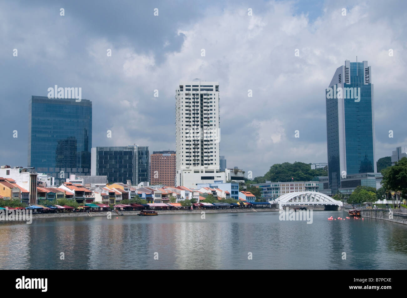 Singapore river boat quay Stock Photo - Alamy