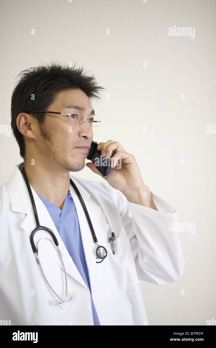Doctor mobile hi-res stock photography and images - Alamy