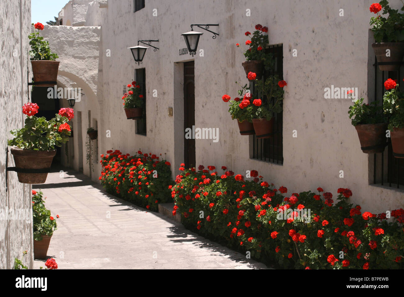 The beautiful white buildings at the Santa Catalina Monastery, Arequipa ...