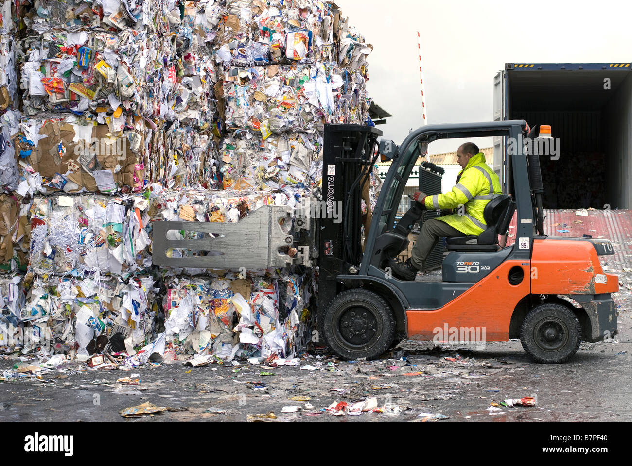 Bales of paper hi-res stock photography and images - Alamy
