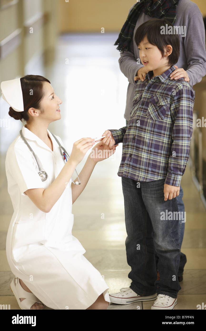 Nurse and child and conversation hi-res stock photography and images ...