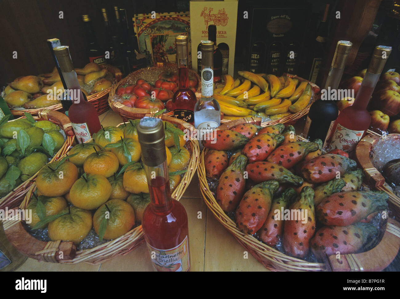 Elk180 1914 Italy Sicily Taormina marzipan fruit display Stock Photo ...