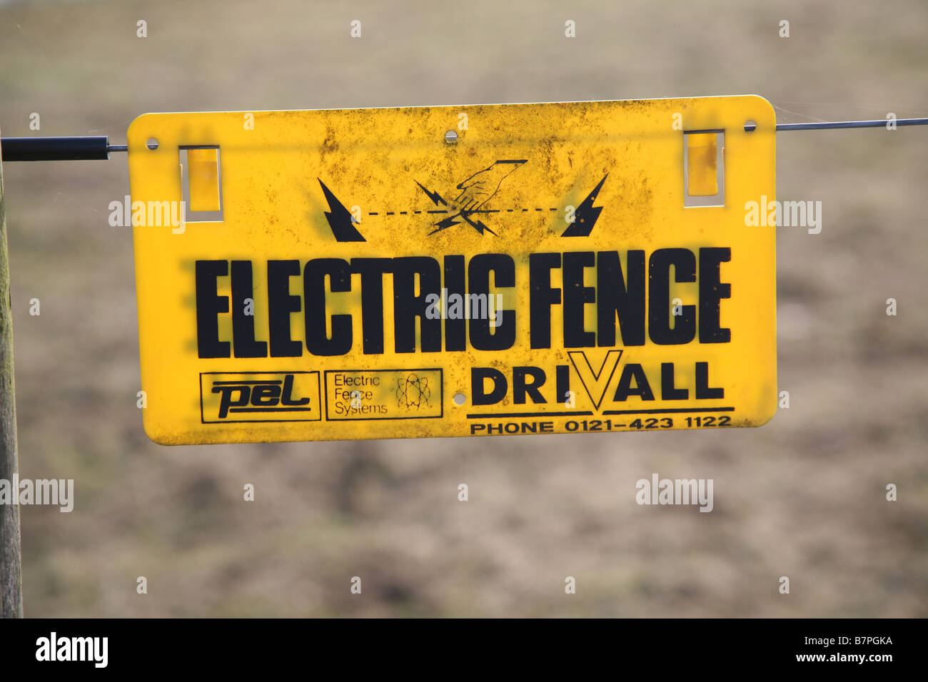 Electric fence warning sign Stock Photo - Alamy