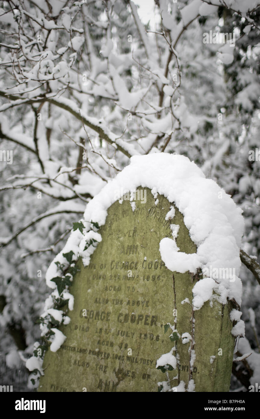 Gravestone in Nunhead Cemetery under snow Stock Photo - Alamy