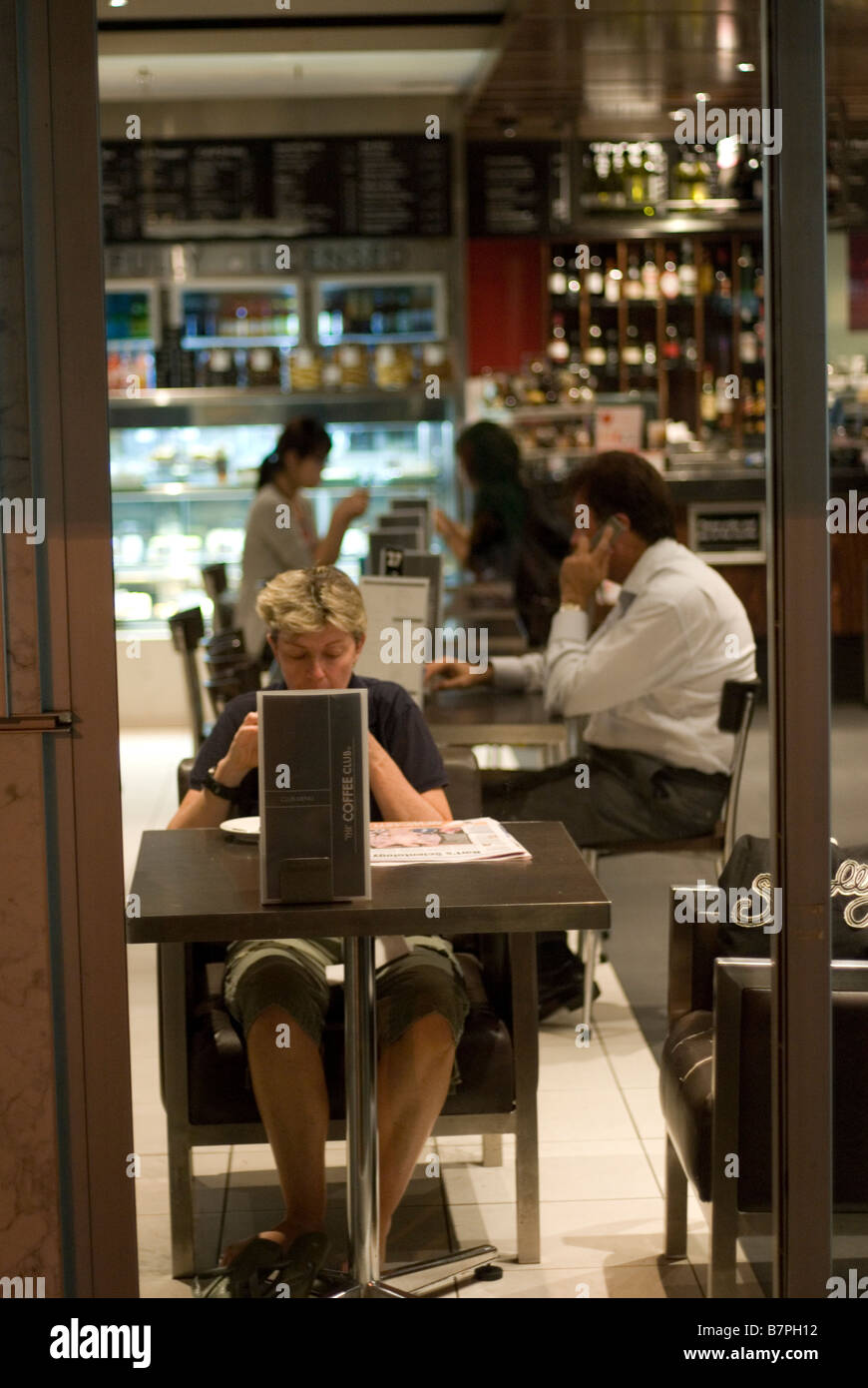 cafe at night Stock Photo - Alamy