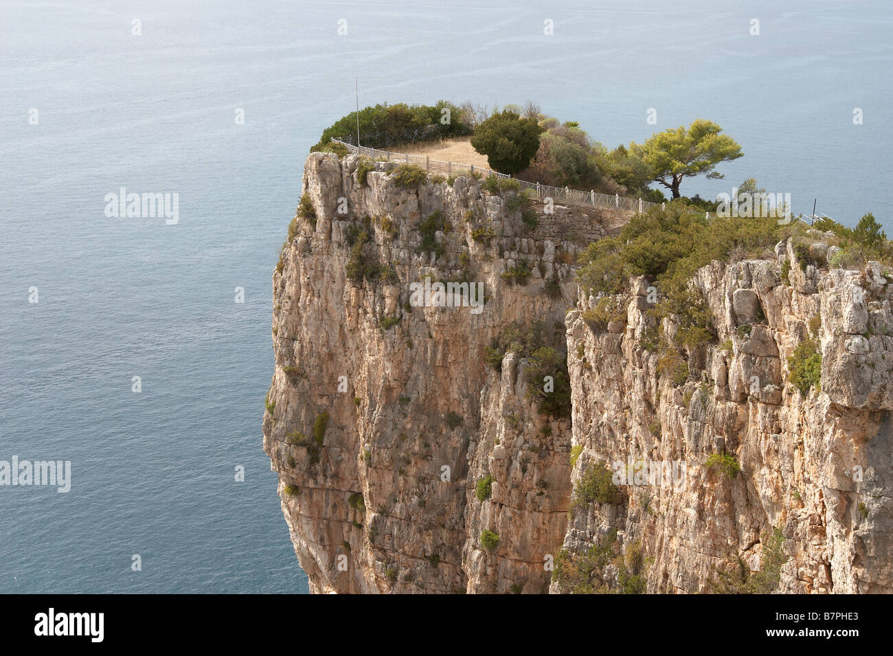 Cliff top viewing platform hi-res stock photography and images - Alamy
