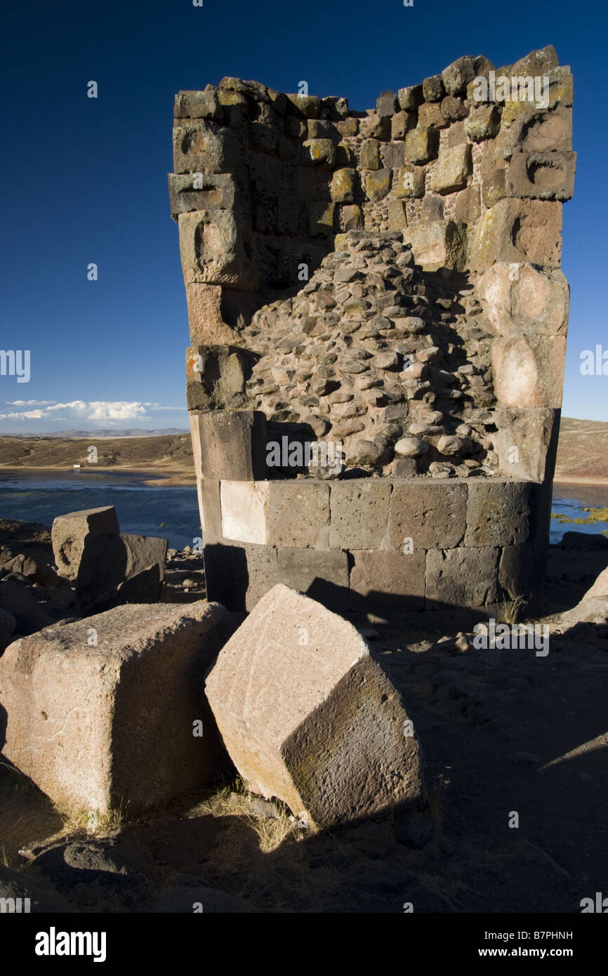 Inca chullpa at the Sillustani burial grounds, near Puno, Peru Stock ...
