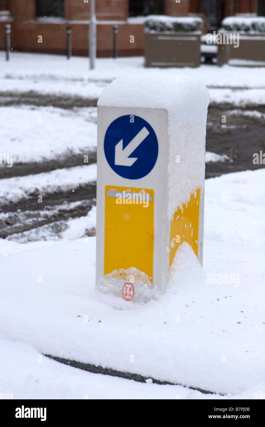 Traffic sign arrow pointing down hi-res stock photography and images ...