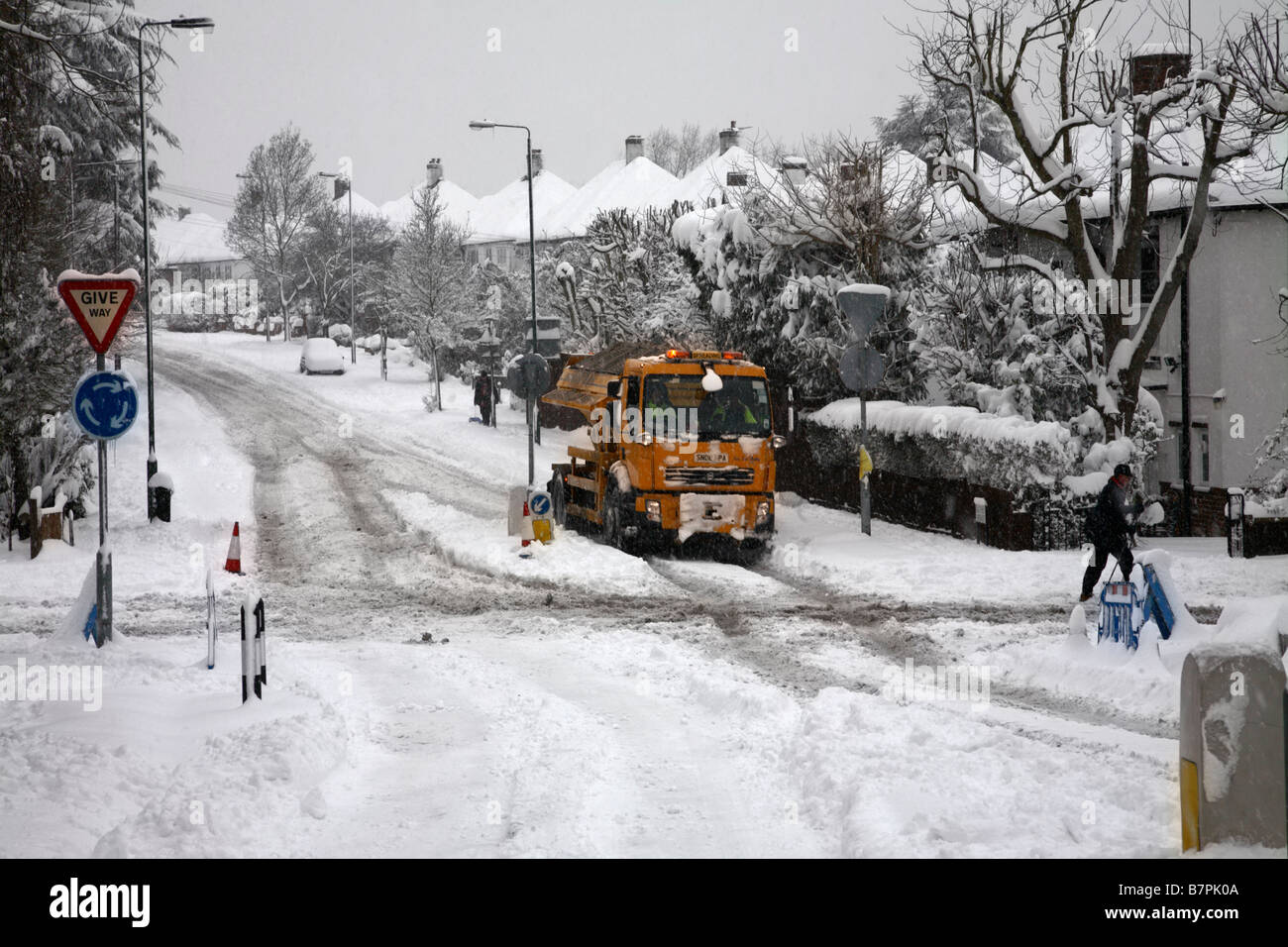 Gritting lorry hi-res stock photography and images - Alamy